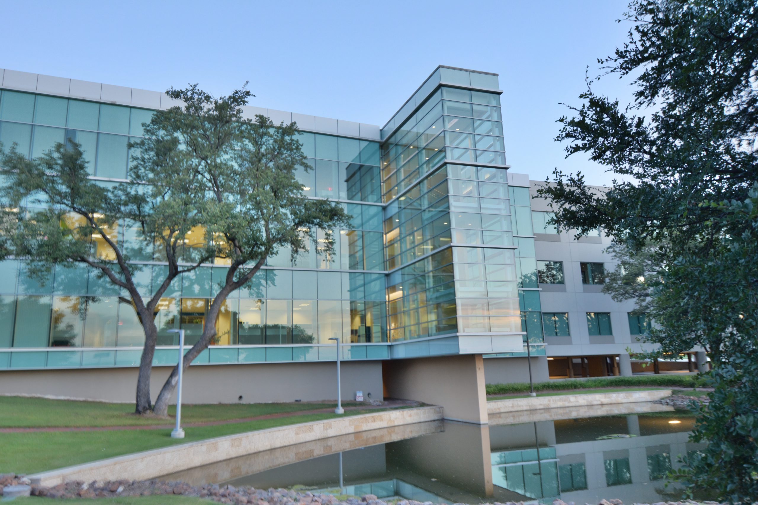 Wilcox Plaza – DGB Glass, Inc.